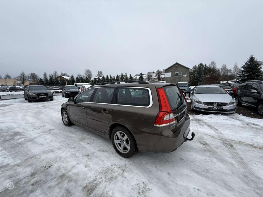 Brown Volvo V70 2014 in Utena, with an engine capacity of 1.98 L and mileage of 207 thousand km for 6700 €, photo 4 on AUTOMOTO.COM.LV
