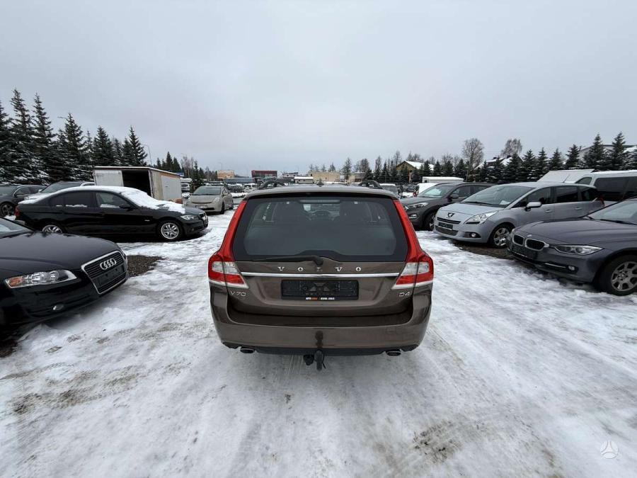 Brown Volvo V70 2014 in Utena, with an engine capacity of 1.98 L and mileage of 207 thousand km for 6700 €, photo 5 on AUTOMOTO.COM.LV