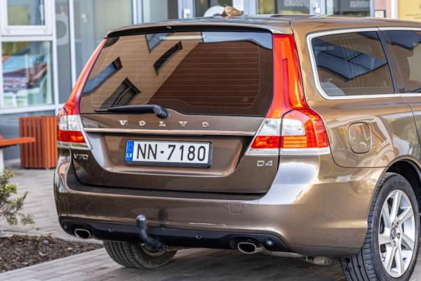 Brown Volvo V70 2014 in Riga, with an engine capacity of 2.00 L and mileage of 289 thousand km for 7990 €, photo 2 on AUTOMOTO.COM.LV