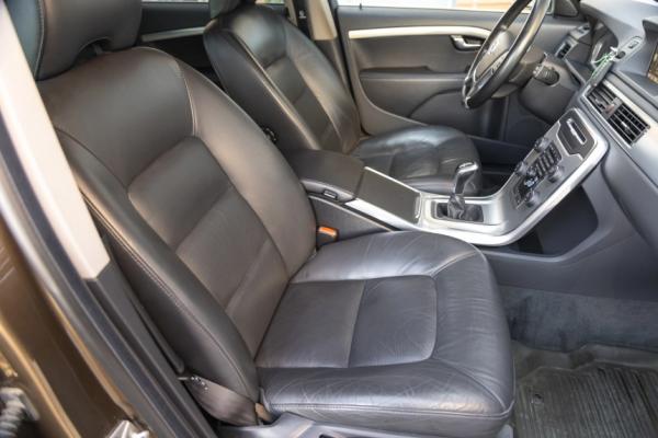 Brown Volvo V70 2014 in Riga, with an engine capacity of 2.00 L and mileage of 289 thousand km for 7990 €, photo 4 on AUTOMOTO.COM.LV