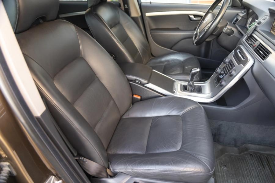 Brūns Volvo V70 2014 Rīga, ar dzinēja tilpumu 2.00 L un nobraukumu 289 tūkst. km par 7990 €, foto 5 vietnē AUTOMOTO.COM.LV