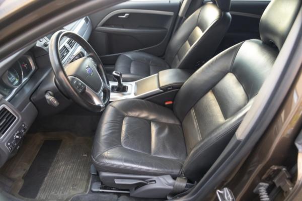 Brown Volvo V70 2014 in Riga, with an engine capacity of 2.00 L and mileage of 289 thousand km for 7990 €, photo 6 on AUTOMOTO.COM.LV