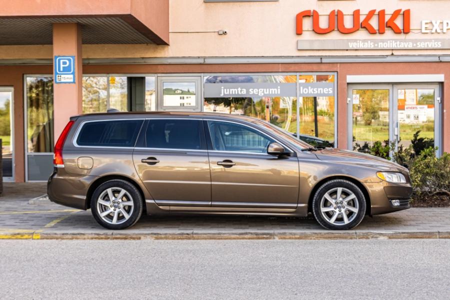 Brūns Volvo V70 2014 Rīga, ar dzinēja tilpumu 2.00 L un nobraukumu 289 tūkst. km par 7990 €, foto 17 vietnē AUTOMOTO.COM.LV