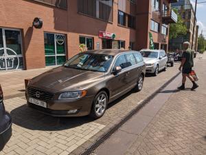 Brūns Volvo V70 2014 Rīga, ar dzinēja tilpumu 2.00 L un nobraukumu 289 tūkst. km par 7990 €, foto 23 vietnē AUTOMOTO.COM.LV