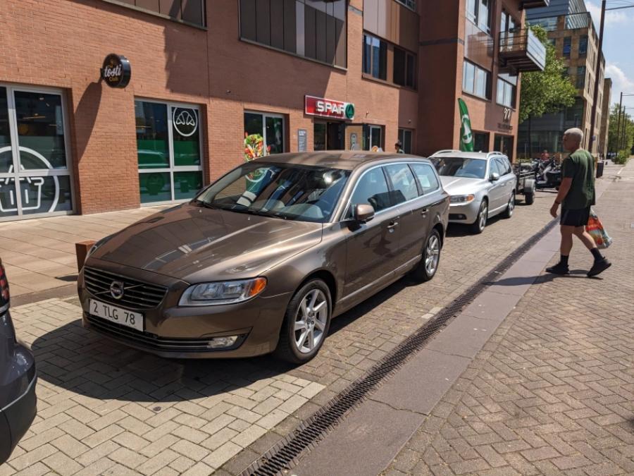Brūns Volvo V70 2014 Rīga, ar dzinēja tilpumu 2.00 L un nobraukumu 289 tūkst. km par 7990 €, foto 23 vietnē AUTOMOTO.COM.LV