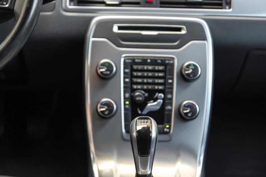 Brūns Volvo V70 2014 Rīga, ar dzinēja tilpumu 2.00 L un nobraukumu 289 tūkst. km par 7990 €, foto 37 vietnē AUTOMOTO.COM.LV
