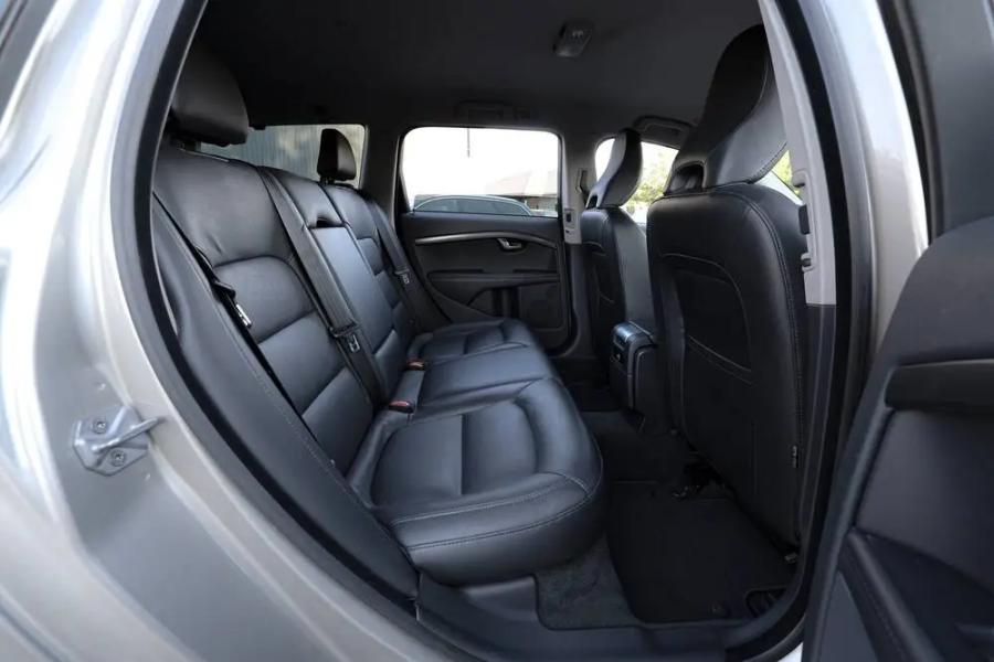 Brūns Volvo V70 2014 Jelgava, ar dzinēja tilpumu 2.00 L un nobraukumu 292 tūkst. km par 8250 €, foto 12 vietnē AUTOMOTO.COM.LV