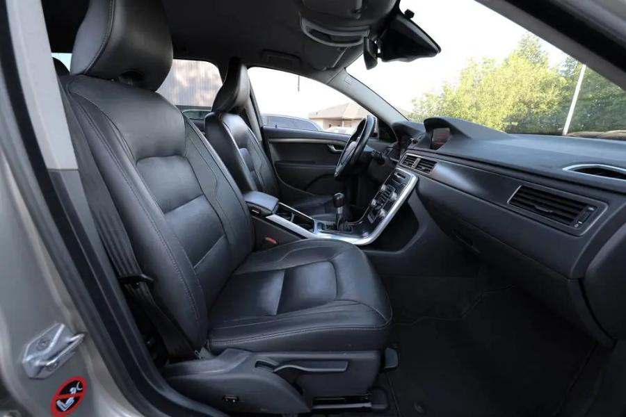Brūns Volvo V70 2014 Jelgava, ar dzinēja tilpumu 2.00 L un nobraukumu 292 tūkst. km par 8250 €, foto 13 vietnē AUTOMOTO.COM.LV