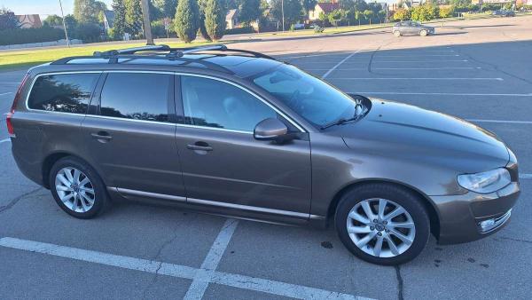 Brown Volvo V70 2014 in Panevezys, with an engine capacity of 1.97 L and mileage of 334 thousand km for 8100 €, photo 4 on AUTOMOTO.COM.LV