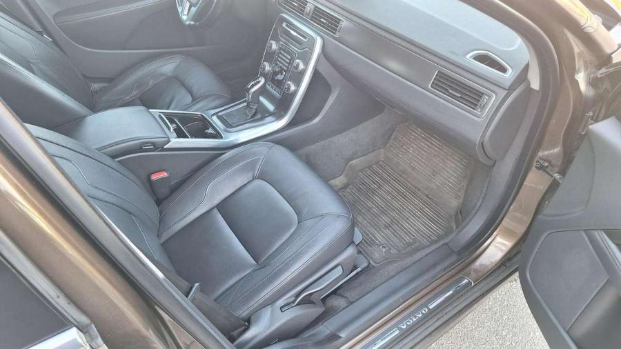 Brown Volvo V70 2014 in Panevezys, with an engine capacity of 1.97 L and mileage of 334 thousand km for 8100 €, photo 18 on AUTOMOTO.COM.LV