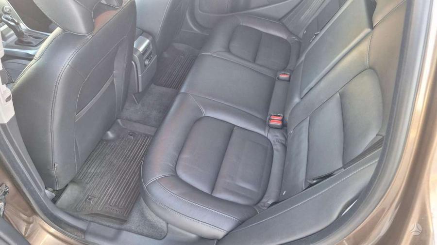 Brown Volvo V70 2014 in Panevezys, with an engine capacity of 1.97 L and mileage of 334 thousand km for 8100 €, photo 21 on AUTOMOTO.COM.LV