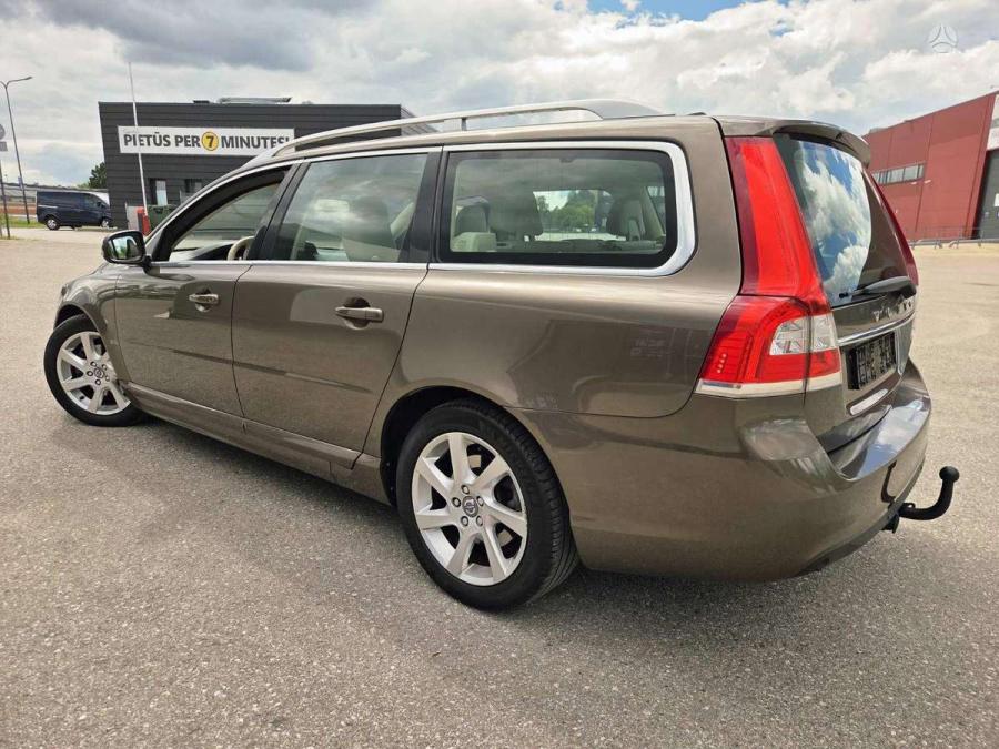 Brown Volvo V70 2014 in Kaunas, with an engine capacity of 1.56 L and mileage of 250 thousand km for 5990 €, photo 5 on AUTOMOTO.COM.LV