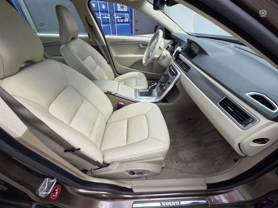 Brown Volvo V70 2014 in Kaunas, with an engine capacity of 1.56 L and mileage of 250 thousand km for 5990 €, photo 16 on AUTOMOTO.COM.LV