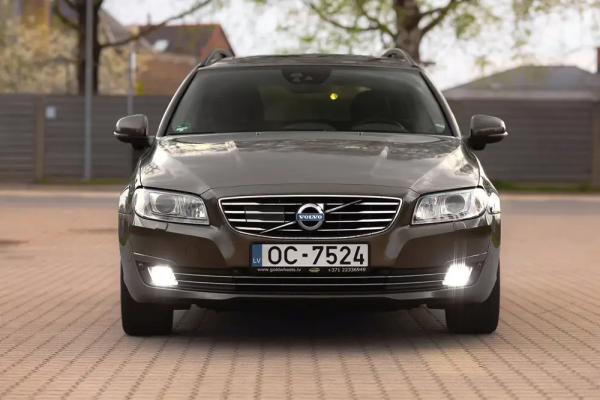 Brown Volvo V70 2014 in Jelgava, with an engine capacity of 2.00 L and mileage of 289 thousand km for 5500 €, photo 3 on AUTOMOTO.COM.LV