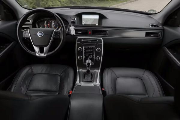 Brown Volvo V70 2014 in Jelgava, with an engine capacity of 2.00 L and mileage of 289 thousand km for 5500 €, photo 7 on AUTOMOTO.COM.LV