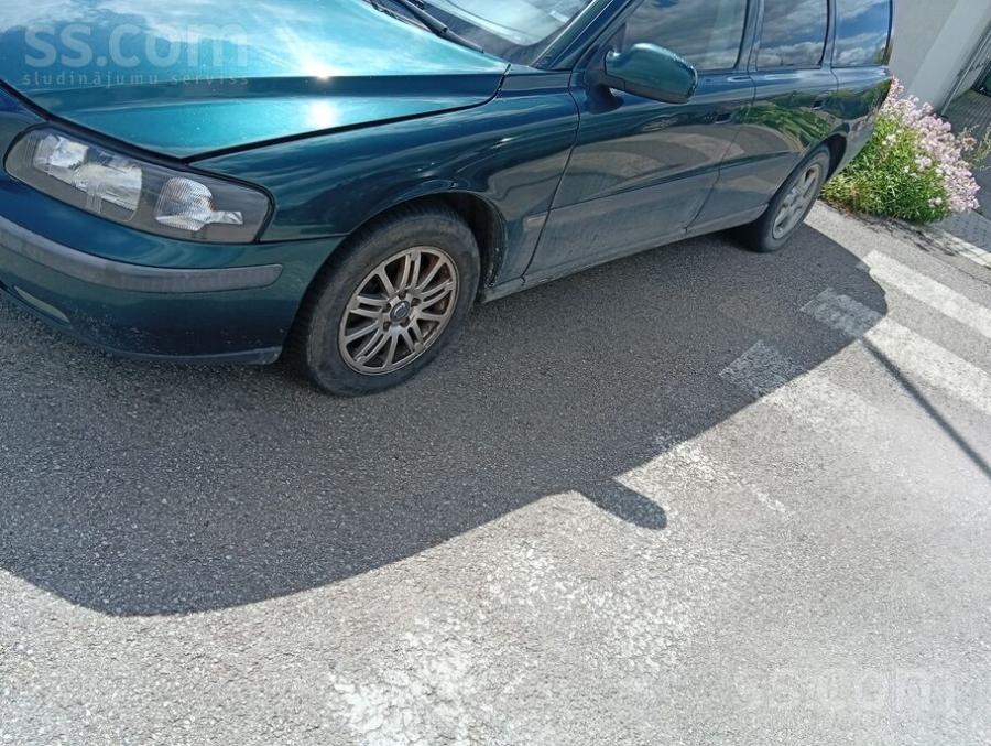 Zaļš Volvo V70 2001 Talsi, ar dzinēja tilpumu 2.40 L un nobraukumu 40 tūkst. km par 450 €, foto 3 vietnē AUTOMOTO.COM.LV