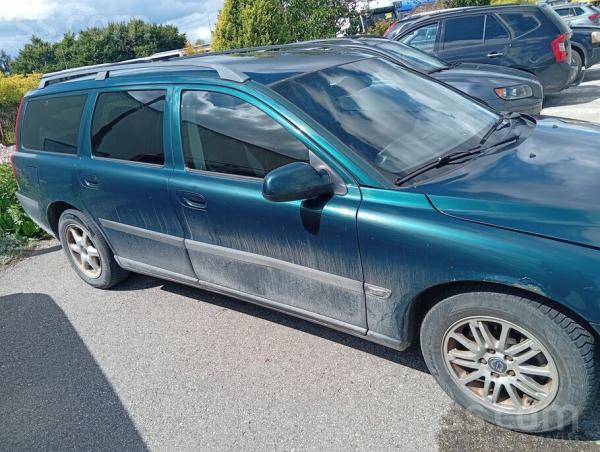 Green Volvo V70 2001 in Talsi, with an engine capacity of 2.40 L and mileage of 40 thousand km for 450 €, photo 3 on AUTOMOTO.COM.LV