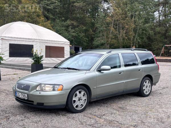 Green Volvo V70 2005 in Riga, with an engine capacity of 2.40 L and mileage of 299 thousand km for 2800 €, photo 1 on AUTOMOTO.COM.LV
