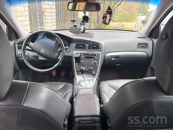 Green Volvo V70 2005 in Riga, with an engine capacity of 2.40 L and mileage of 299 thousand km for 2800 €, photo 9 on AUTOMOTO.COM.LV