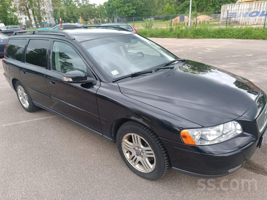 Green Volvo V70 2007 in Riga, with an engine capacity of 2.40 L and mileage of 320 thousand km for 1550 €, photo 1 on AUTOMOTO.COM.LV