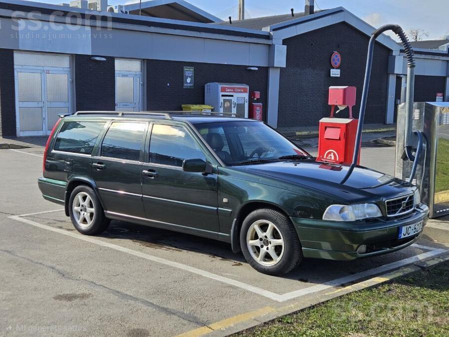 Zaļš Volvo V70 1998 Rīga, ar dzinēja tilpumu 2.50 L un nobraukumu 413 tūkst. km par 3250 €, foto 5 vietnē AUTOMOTO.COM.LV