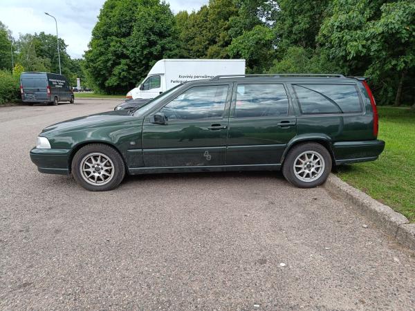Green Volvo V70 1998 in Vilnius, with an engine capacity of 2.50 L and mileage of 500 thousand km for 1100 €, photo 1 on AUTOMOTO.COM.LV