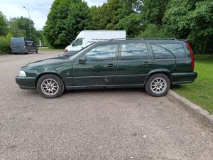 Zaļš Volvo V70 1998 Viļņa, ar dzinēja tilpumu 2.50 L un nobraukumu 500 tūkst. km par 1100 €, foto  vietnē AUTOMOTO.COM.LV
