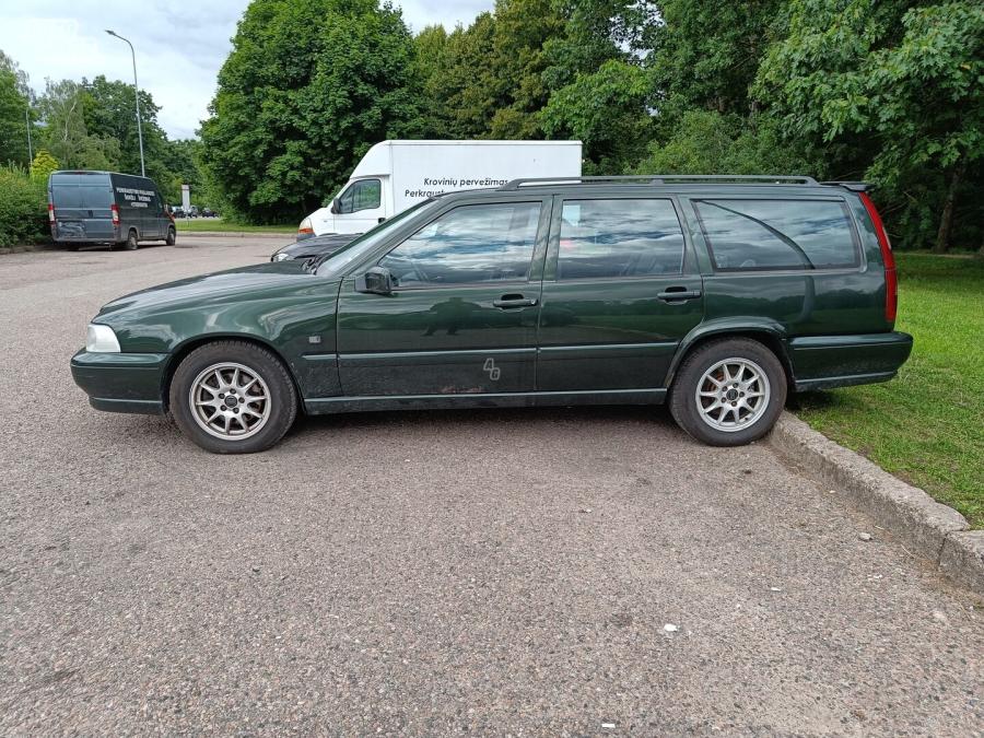 Green Volvo V70 1998 in Vilnius, with an engine capacity of 2.50 L and mileage of 500 thousand km for 1100 €, photo 1 on AUTOMOTO.COM.LV