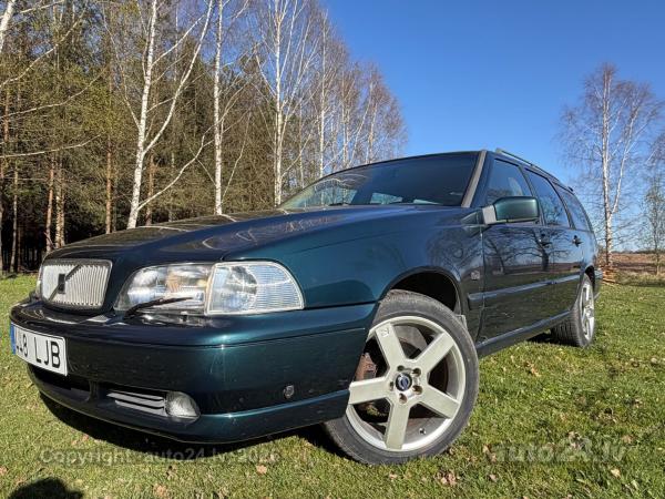 Zaļš Volvo V70 1998 Tallina, ar dzinēja tilpumu 2.40 L un nobraukumu 450 tūkst. km par 3000 €, foto 5 vietnē AUTOMOTO.COM.LV