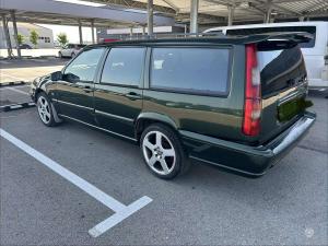 Zaļš Volvo V70 1998 Panevēža, ar dzinēja tilpumu 2.46 L un nobraukumu 345 tūkst. km par 1000 €, foto  vietnē AUTOMOTO.COM.LV