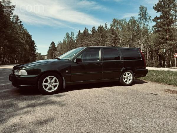 Green Volvo V70 1999 in Riga, with an engine capacity of 2.50 L and mileage of 377 thousand km for 3700 €, photo 2 on AUTOMOTO.COM.LV