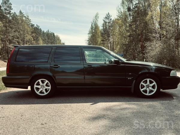 Green Volvo V70 1999 in Riga, with an engine capacity of 2.50 L and mileage of 377 thousand km for 3700 €, photo 5 on AUTOMOTO.COM.LV