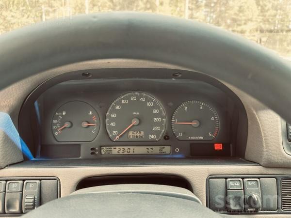 Green Volvo V70 1999 in Riga, with an engine capacity of 2.50 L and mileage of 377 thousand km for 3700 €, photo 9 on AUTOMOTO.COM.LV