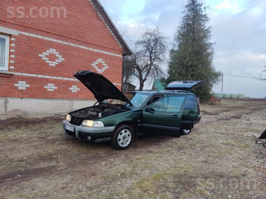 Green Volvo V70 1999 in Aluksne, with an engine capacity of 2.30 L and mileage of 247 thousand km for 1500 €, photo 6 on AUTOMOTO.COM.LV