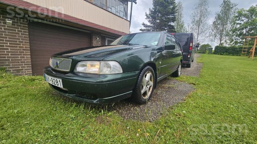 Green Volvo V70 2000 in Cesis, with an engine capacity of 2.40 L and mileage of 0 thousand km for 2700 €, photo 3 on AUTOMOTO.COM.LV