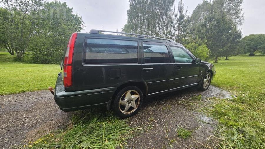 Green Volvo V70 2000 in Cesis, with an engine capacity of 2.40 L and mileage of 0 thousand km for 2700 €, photo 5 on AUTOMOTO.COM.LV