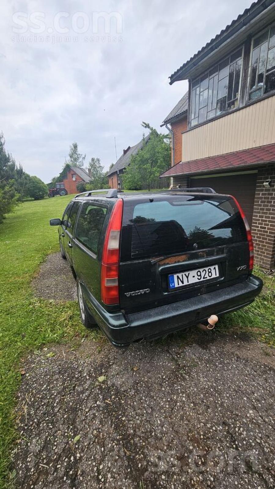Green Volvo V70 2000 in Cesis, with an engine capacity of 2.40 L and mileage of 0 thousand km for 2700 €, photo 6 on AUTOMOTO.COM.LV