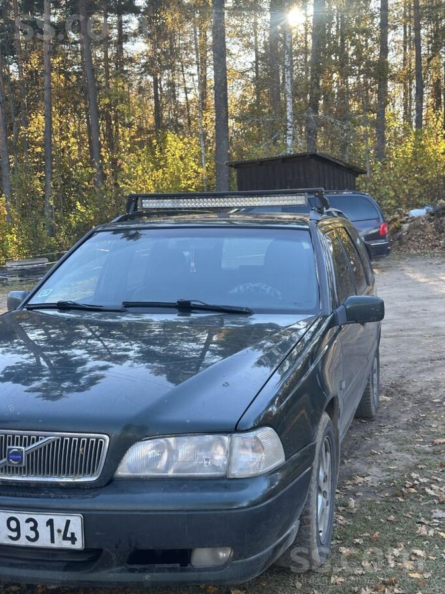 Green Volvo V70 2000 in Riga, with an engine capacity of 2.50 L and mileage of 514 thousand km for 1400 €, photo 1 on AUTOMOTO.COM.LV