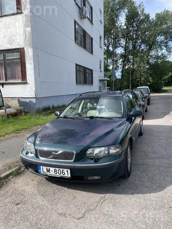 Green Volvo V70 2000 in Riga, with an engine capacity of 2.50 L and mileage of 609 thousand km for 950 €, photo 1 on AUTOMOTO.COM.LV