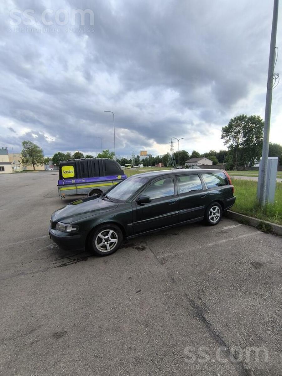Zaļš Volvo V70 2000 Rīga, ar dzinēja tilpumu 2.40 L un nobraukumu 508 tūkst. km par 1000 €, foto 3 vietnē AUTOMOTO.COM.LV