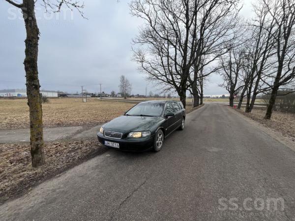 Zaļš Volvo V70 2000 Cēsis, ar dzinēja tilpumu 2.50 L un nobraukumu 501 tūkst. km par 800 €, foto 1 vietnē AUTOMOTO.COM.LV