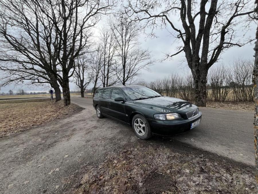 Зеленый Вольво В70 2000 в Цесис, объемом двигателя 2.50 л и пробегом 501 тыс. км за 800 €, фото 3 на AUTOMOTO.COM.LV