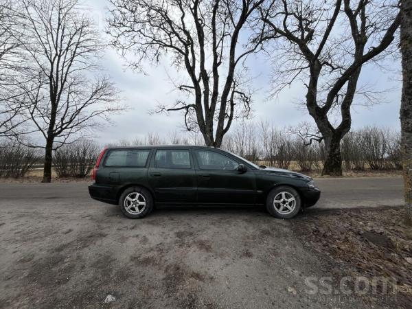 Zaļš Volvo V70 2000 Cēsis, ar dzinēja tilpumu 2.50 L un nobraukumu 501 tūkst. km par 800 €, foto 3 vietnē AUTOMOTO.COM.LV