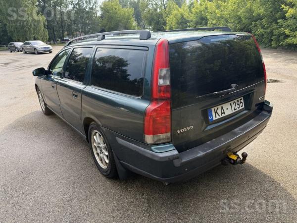 Zaļš Volvo V70 2000 Rīga, ar dzinēja tilpumu 2.50 L un nobraukumu 356 tūkst. km par 1500 €, foto 4 vietnē AUTOMOTO.COM.LV