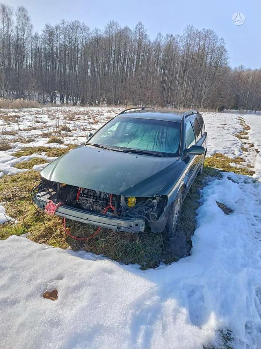Green Volvo V70 2000 in Trakai, with an engine capacity of 2.32 L and mileage of 300 thousand km for 650 €, photo 1 on AUTOMOTO.COM.LV
