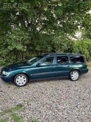 Green Volvo V70 2000 in Kuldiga, with an engine capacity of 2.40 L and mileage of 379 thousand km for 1270 €, photo  on AUTOMOTO.COM.LV