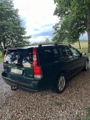 Green Volvo V70 2000 in Kuldiga, with an engine capacity of 2.40 L and mileage of 379 thousand km for 1270 €, photo 3 on AUTOMOTO.COM.LV