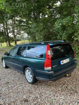 Green Volvo V70 2000 in Kuldiga, with an engine capacity of 2.40 L and mileage of 379 thousand km for 1270 €, photo 4 on AUTOMOTO.COM.LV