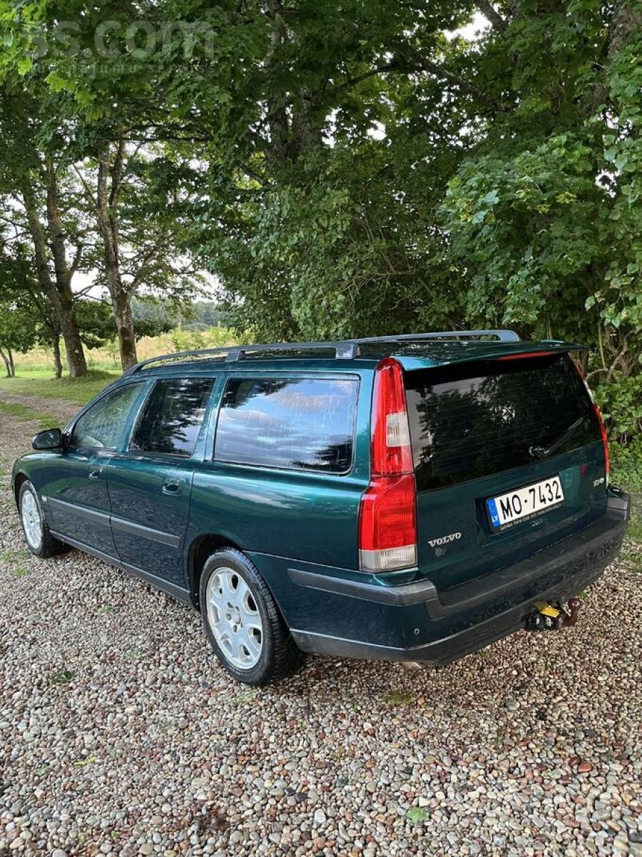 Green Volvo V70 2000 in Kuldiga, with an engine capacity of 2.40 L and mileage of 379 thousand km for 1270 €, photo 4 on AUTOMOTO.COM.LV