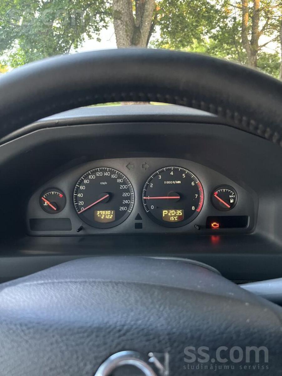 Green Volvo V70 2000 in Kuldiga, with an engine capacity of 2.40 L and mileage of 379 thousand km for 1270 €, photo 6 on AUTOMOTO.COM.LV